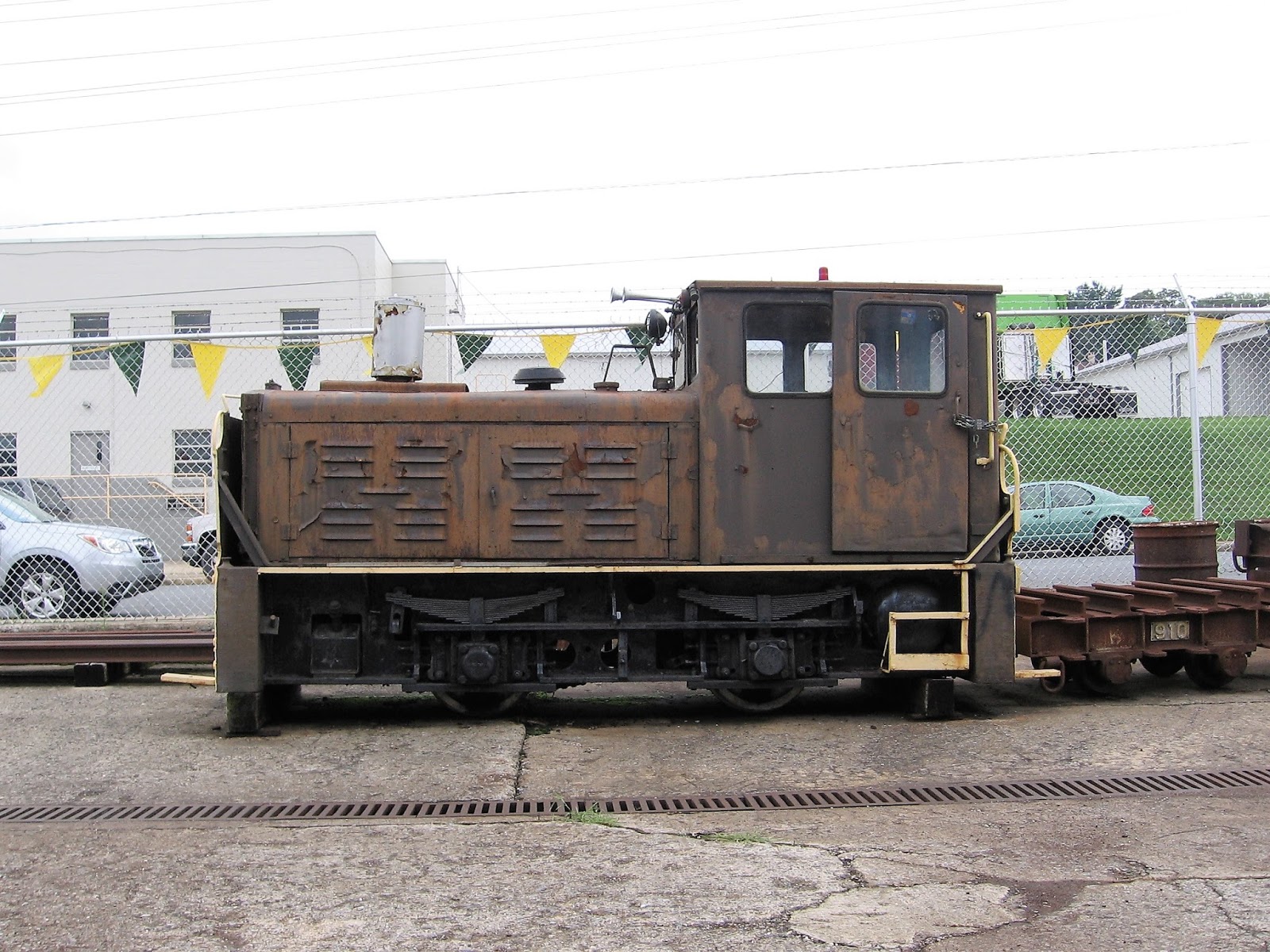 Ye-Olde-Site-of-Curiosities: Narrow Gauge Plymouth Locomotive