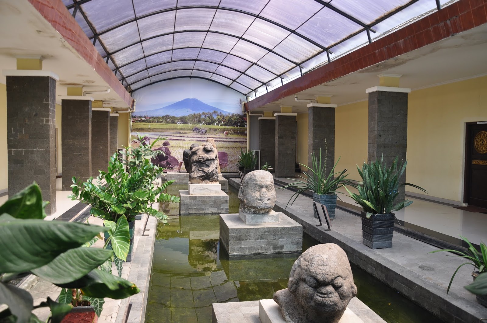 Melihat koleksi museum balaputradewa - Info, wisata, kuliner, hotel ...