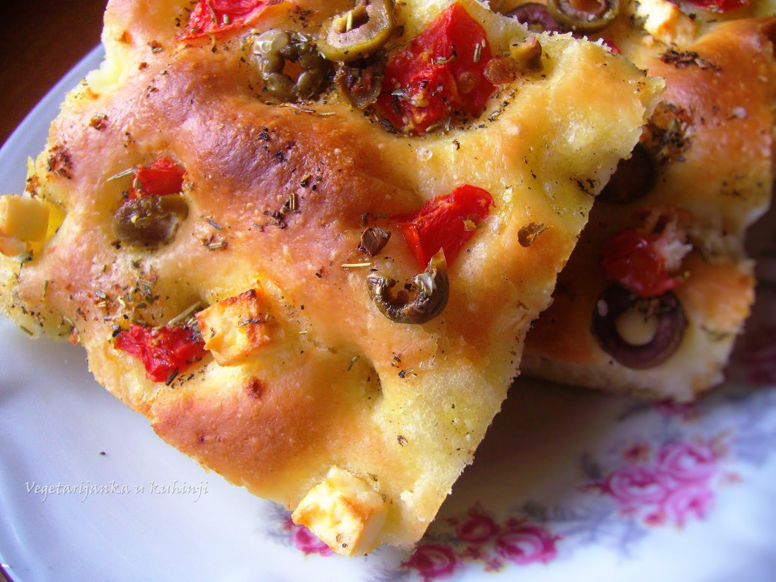 Focaccia (Fokača) sa paradajzom, sirom i maslinama