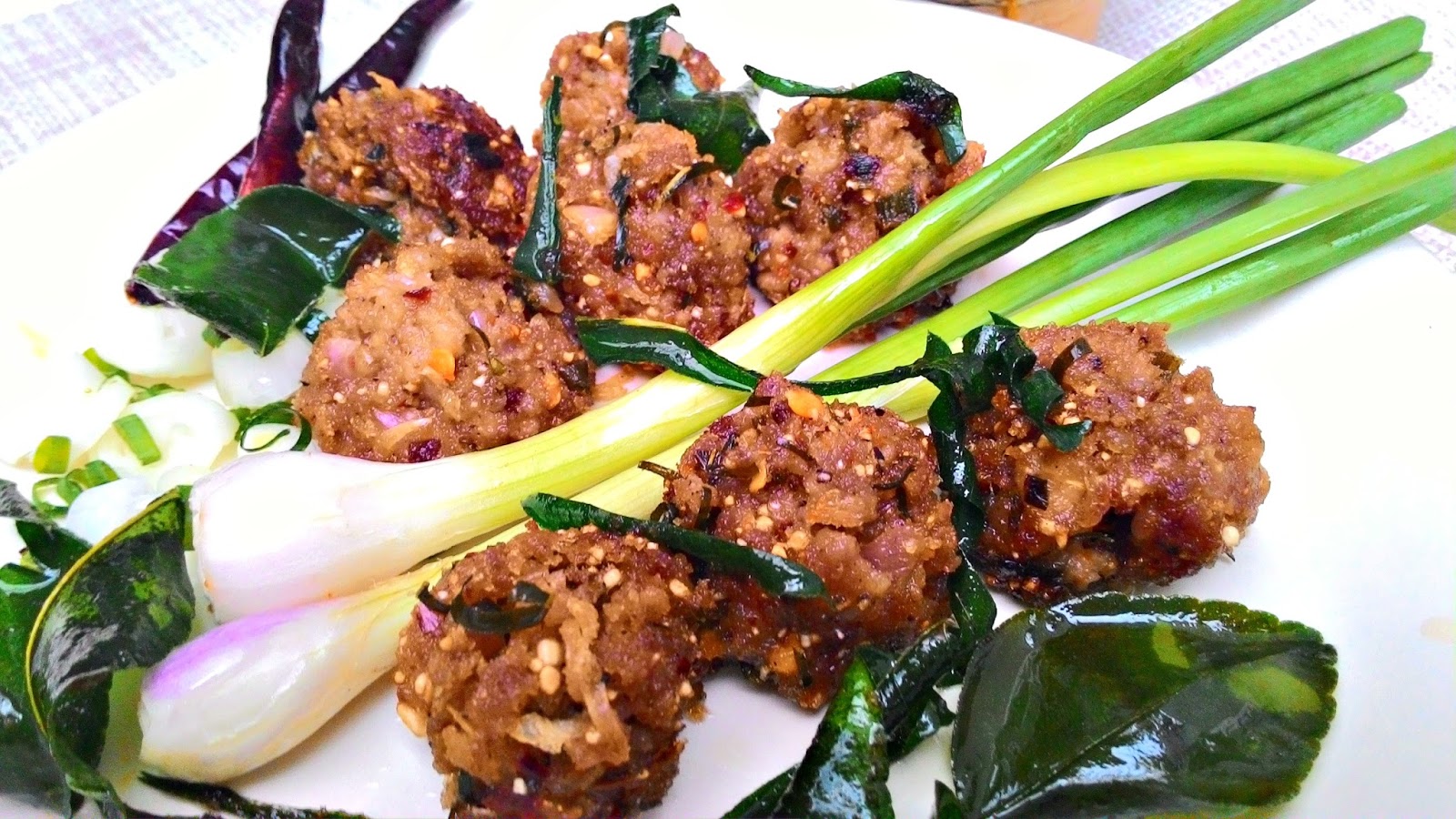 ลาบหมูทอด อาหารอีสานบ้านเฮา Lab Moo Tod, Fried Spicy Minced Pork ...