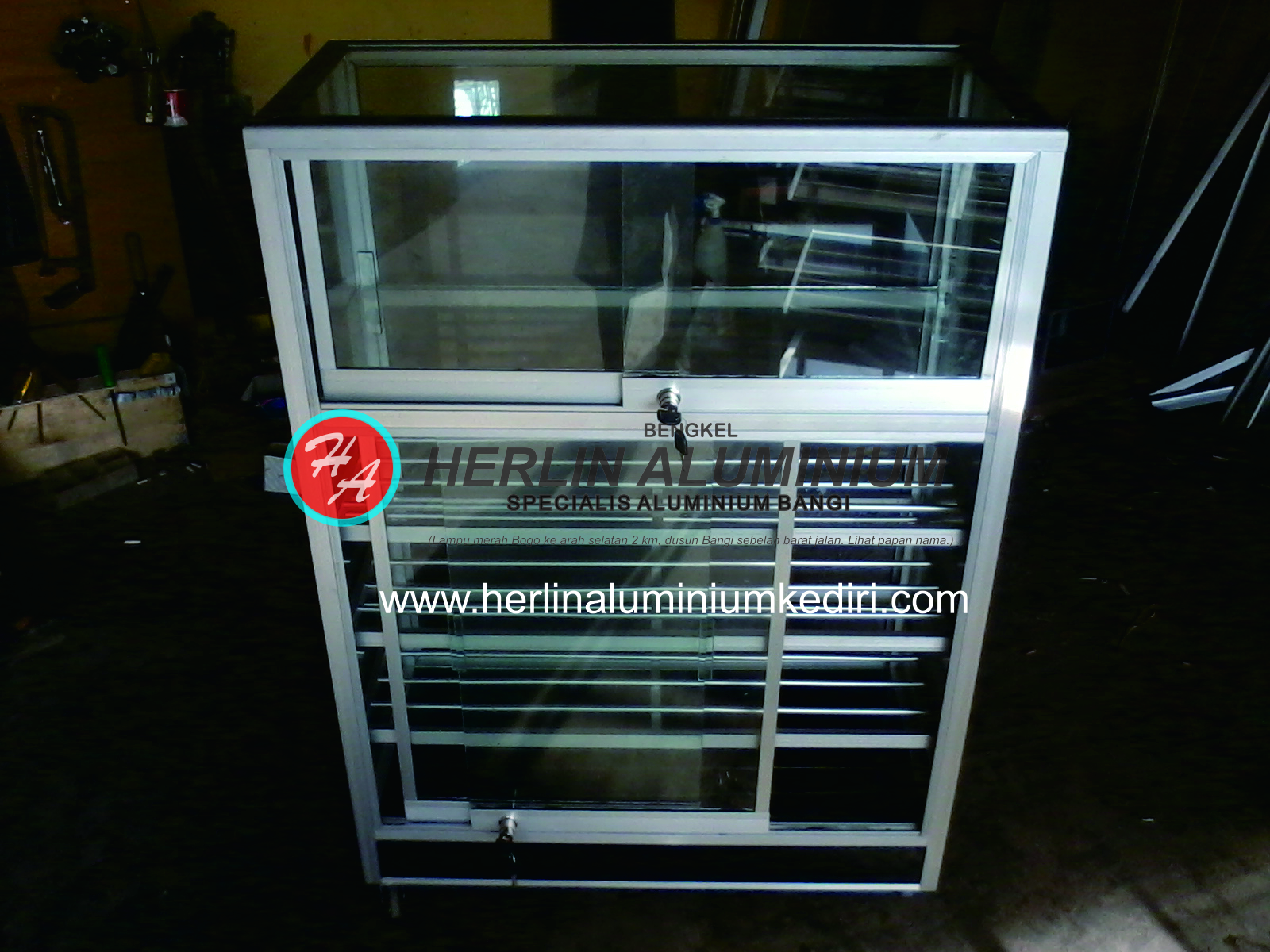 Rak Sepatu Lemari Sepatu Kaca Aluminium Showcase Sepatu Etalase Sepatu ...