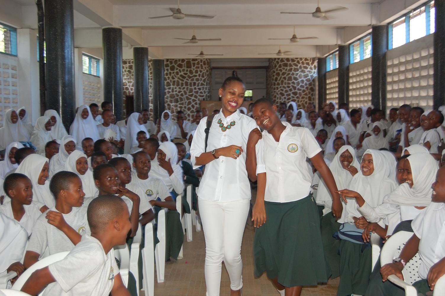 Jokate awafunda wanafunzi wa sekondari ya Kibasila - Elimu Bora Tanzania