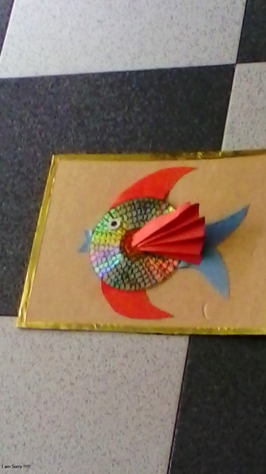 Cuadro con peces hechos con CD o DVD.