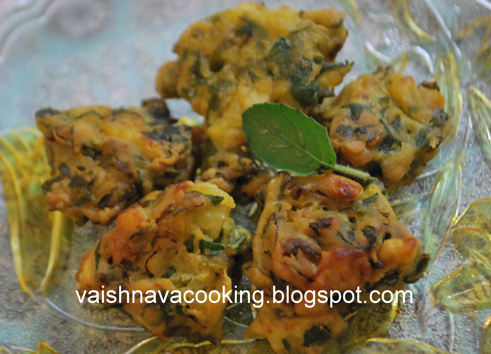 MY SATVIK KITCHEN: AALU PALAK KE PAKODE
