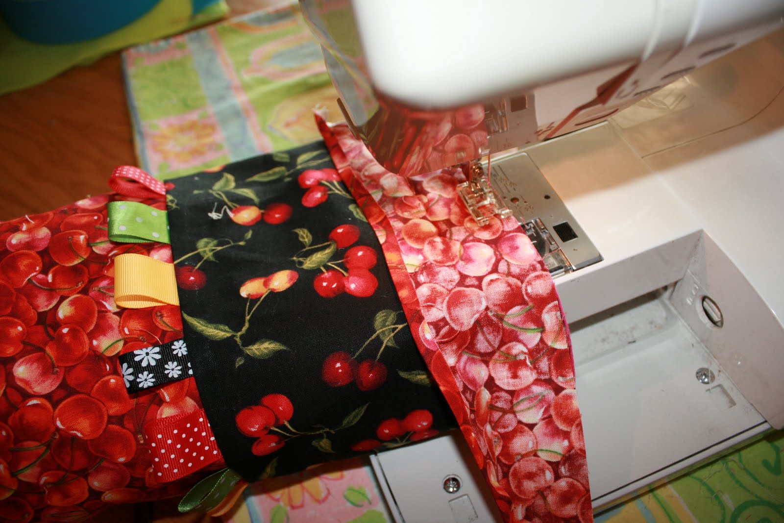 Buzzing and Bumbling: Lunch Bag or Purse Tutorial and a Giveaway!