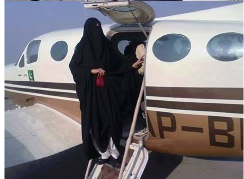 Meet First Female Pilot To Fly Plane Fully Covered In Hijab Veil ...