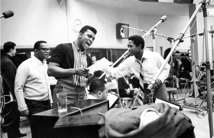 14 Interesting Vintage Photographs of Muhammad Ali Hanging Out With His ...