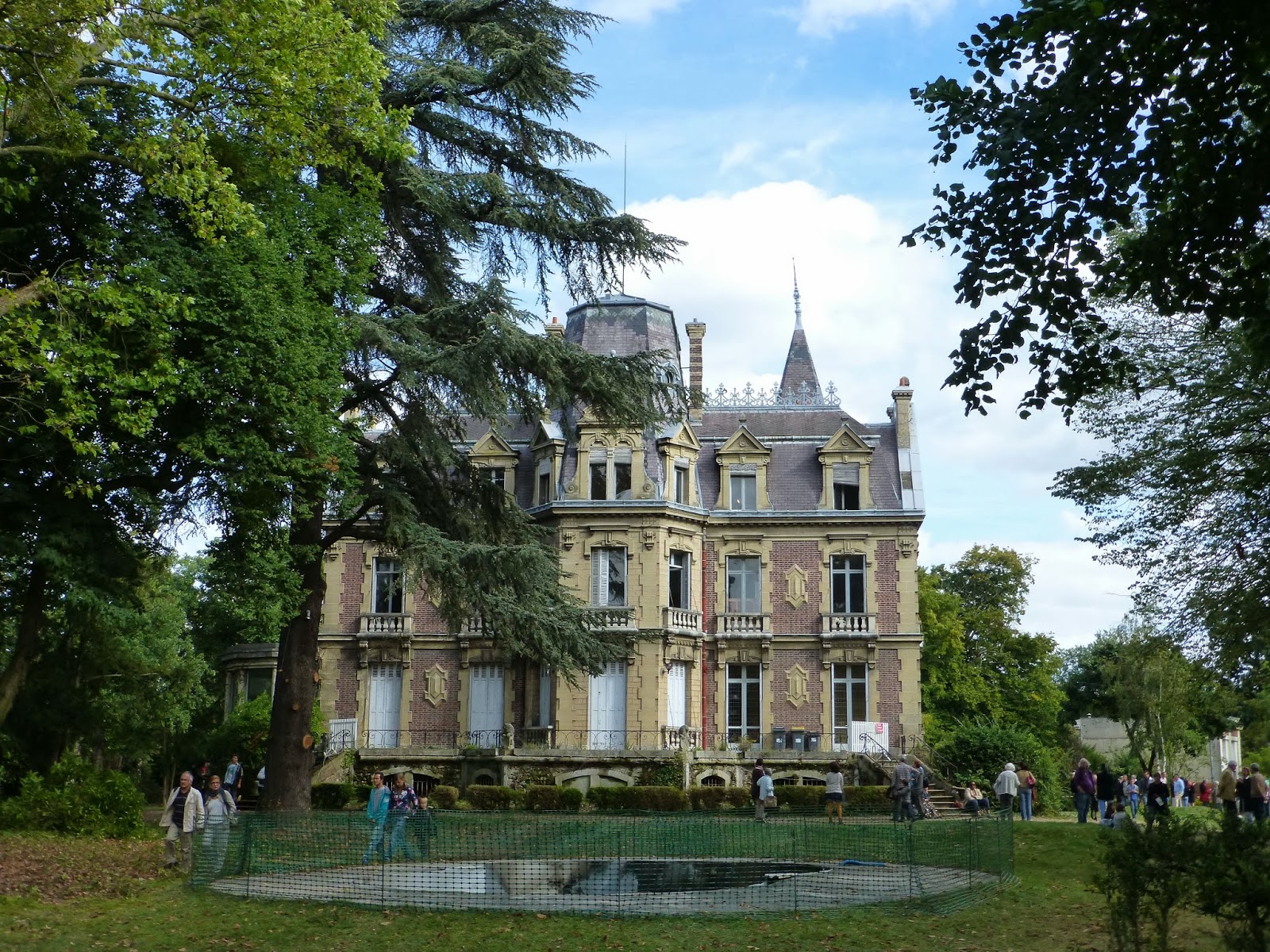 Entrée to Black Paris™: Josephine's Suburban Paradise - Le Beau Chêne