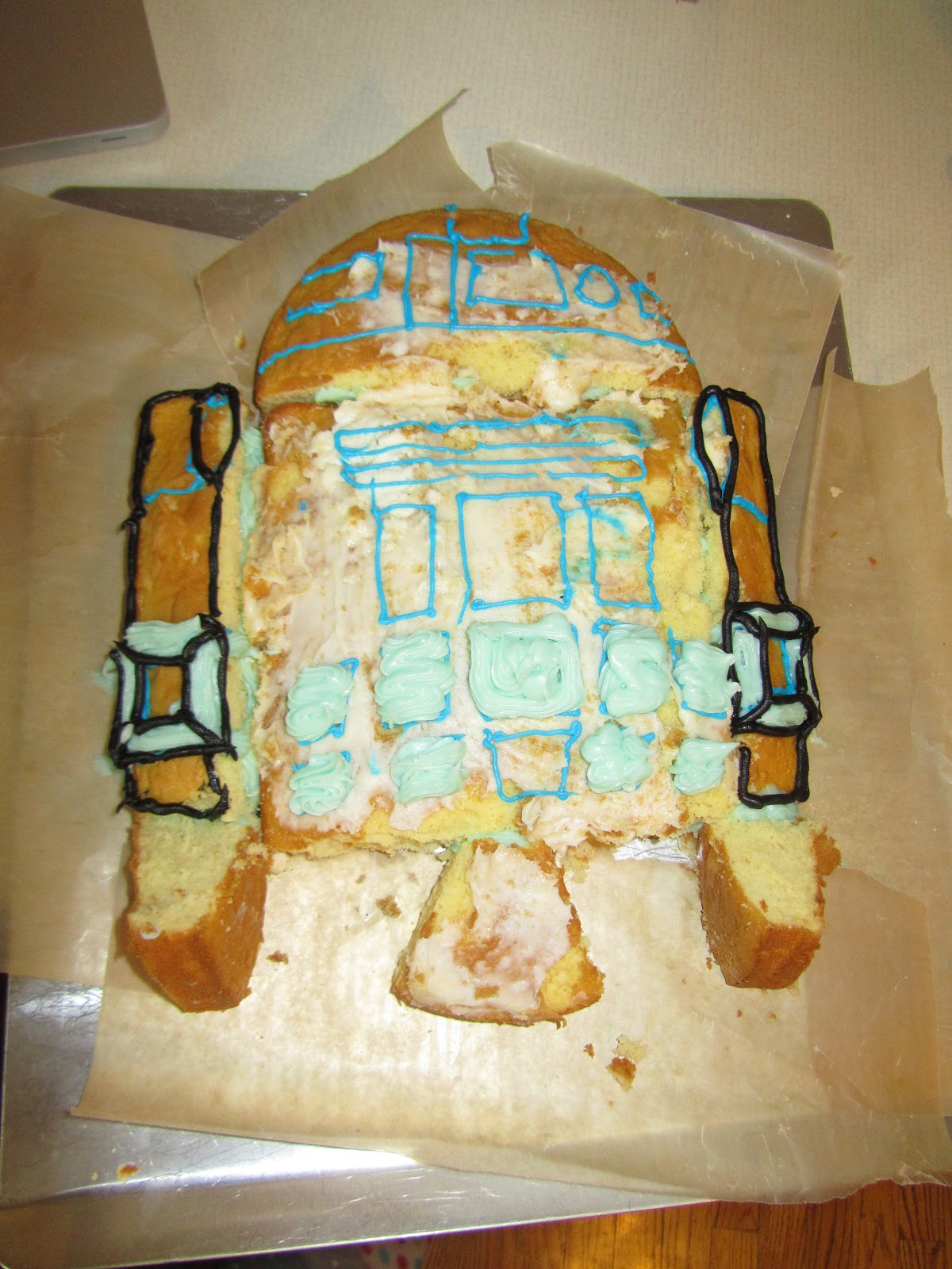 ROCmomma: How to Decorate an R2D2 Cake