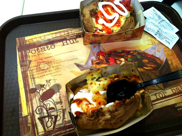 seteguk zamzam sebutir tamar: Potato Hut, Dubai Mall