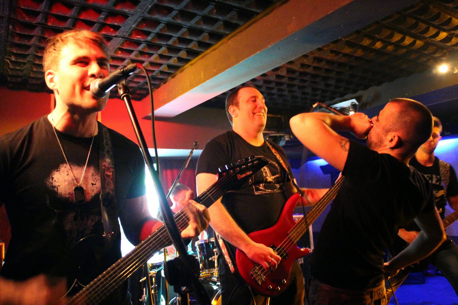 La banda punk Fuerza Bruta estrena en Edaska bajista y el videoclip 'A ...