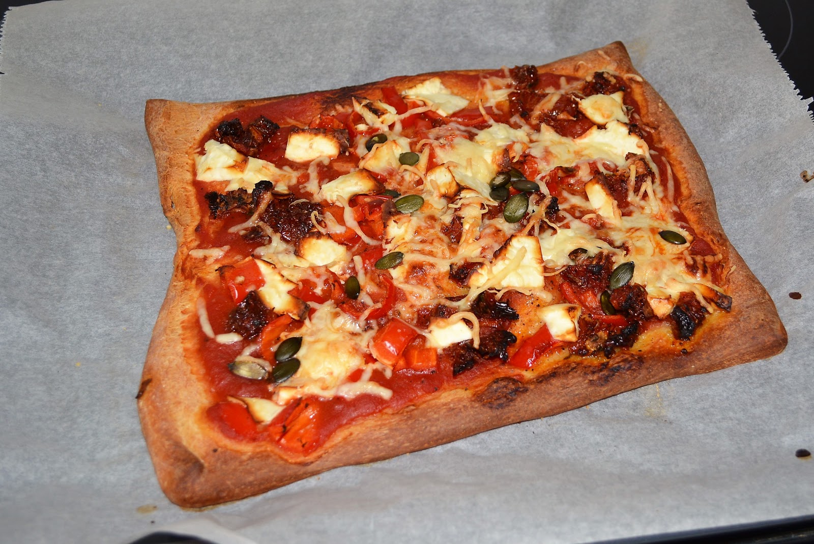 Schnelle vegetarische Pizza mit Paprika, Schafskäse und Kürbiskernen