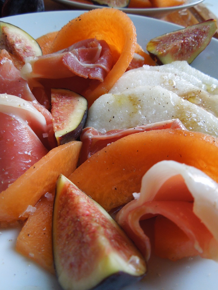 Dans mon assiette: Assiette de fruits d'été et jambon sec