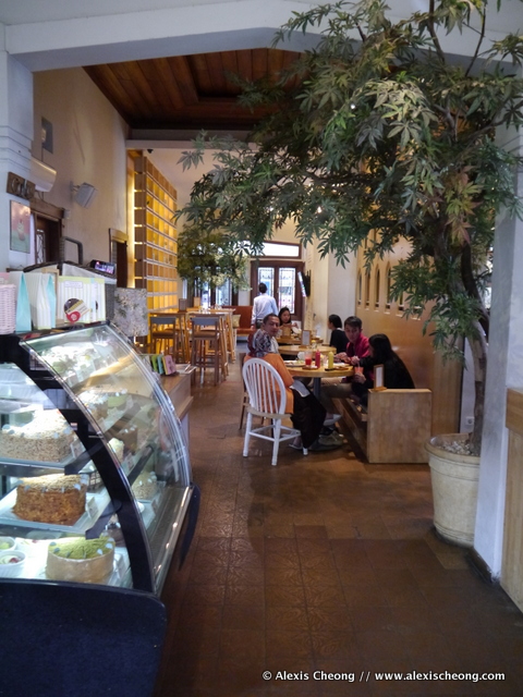 Food Review: Hummingbird Eatery at 14 Jln Progo, Bandung Indonesia ...