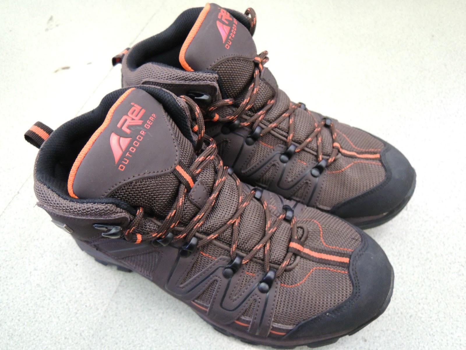 rekomendasi 8 merk sepatu gunung murah dan bagus serta tetap enak ...