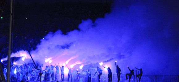 Cara membuat Bomb Asap Warna Biru Untuk Membirukan Stadion