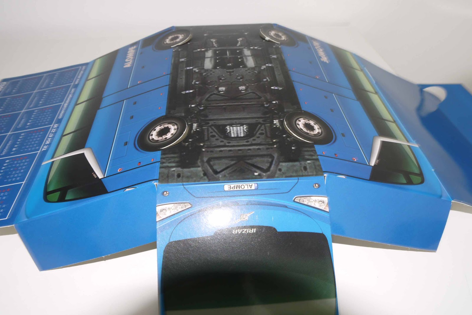 Un autobus de cartón. ~ Cartonajes Mesa