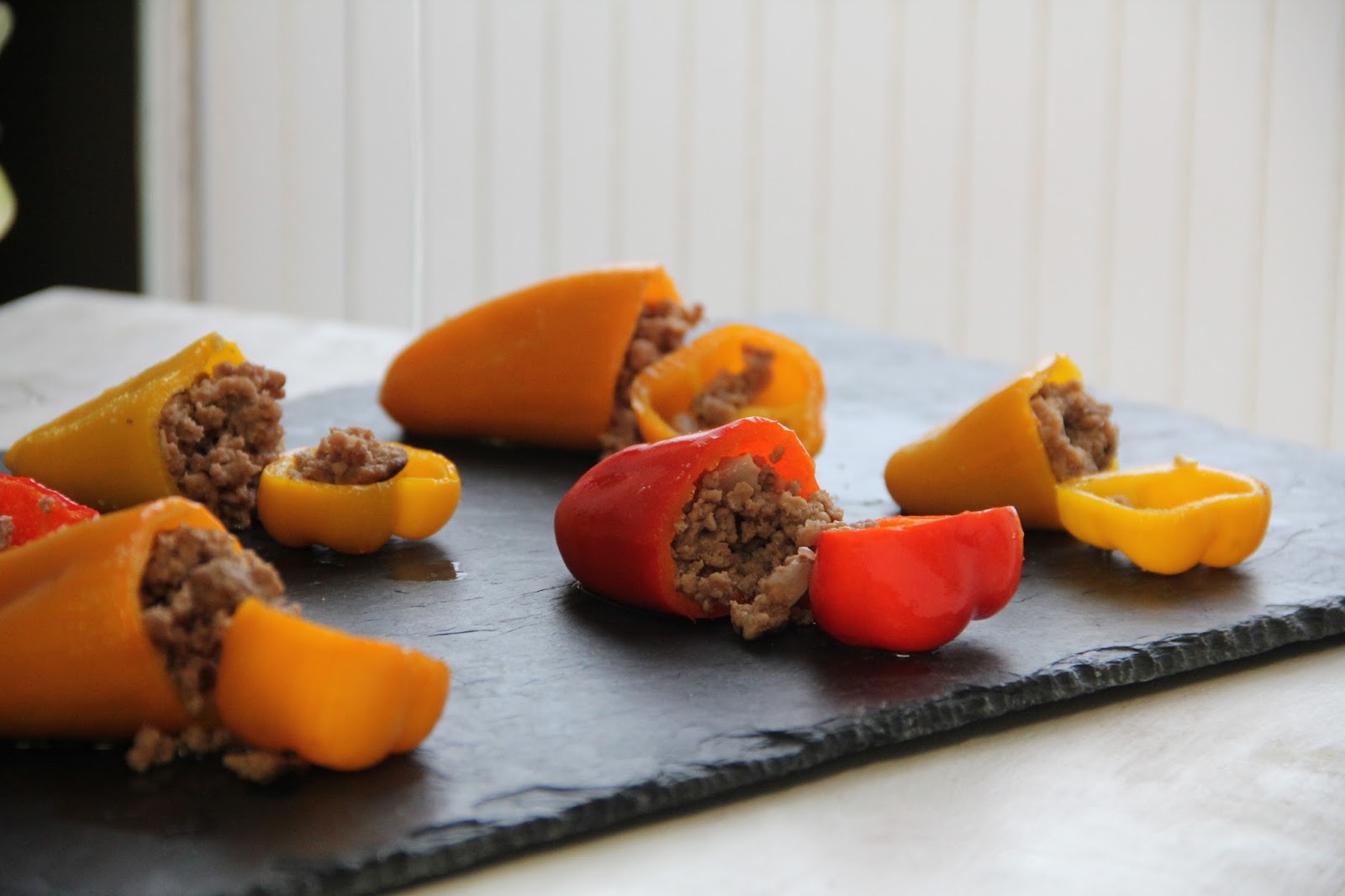 Pimientos mini rellenos de carne picada.