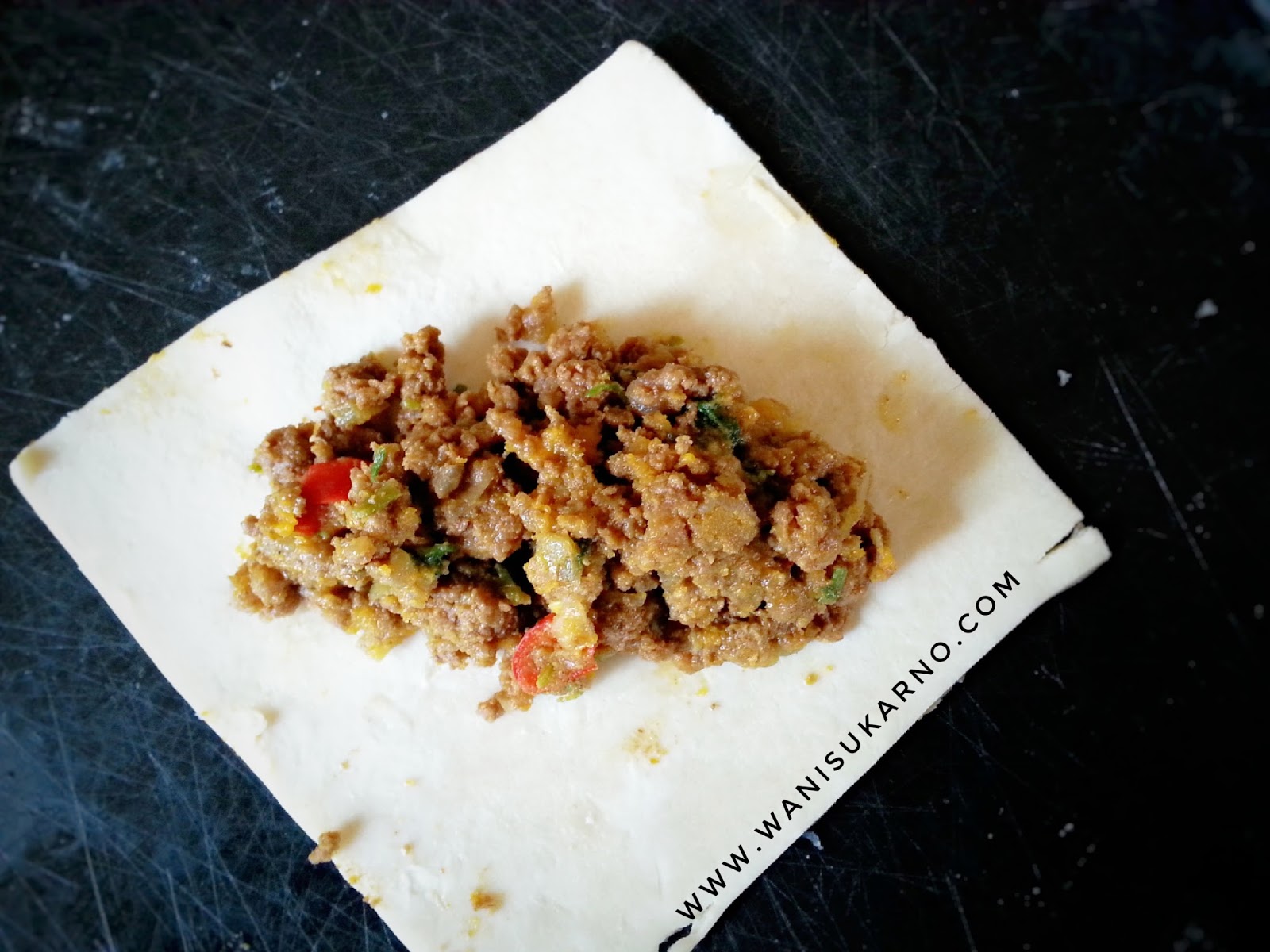 PUFF PASTRY WITH SAVOURY FILLING ( INTI DAGING )