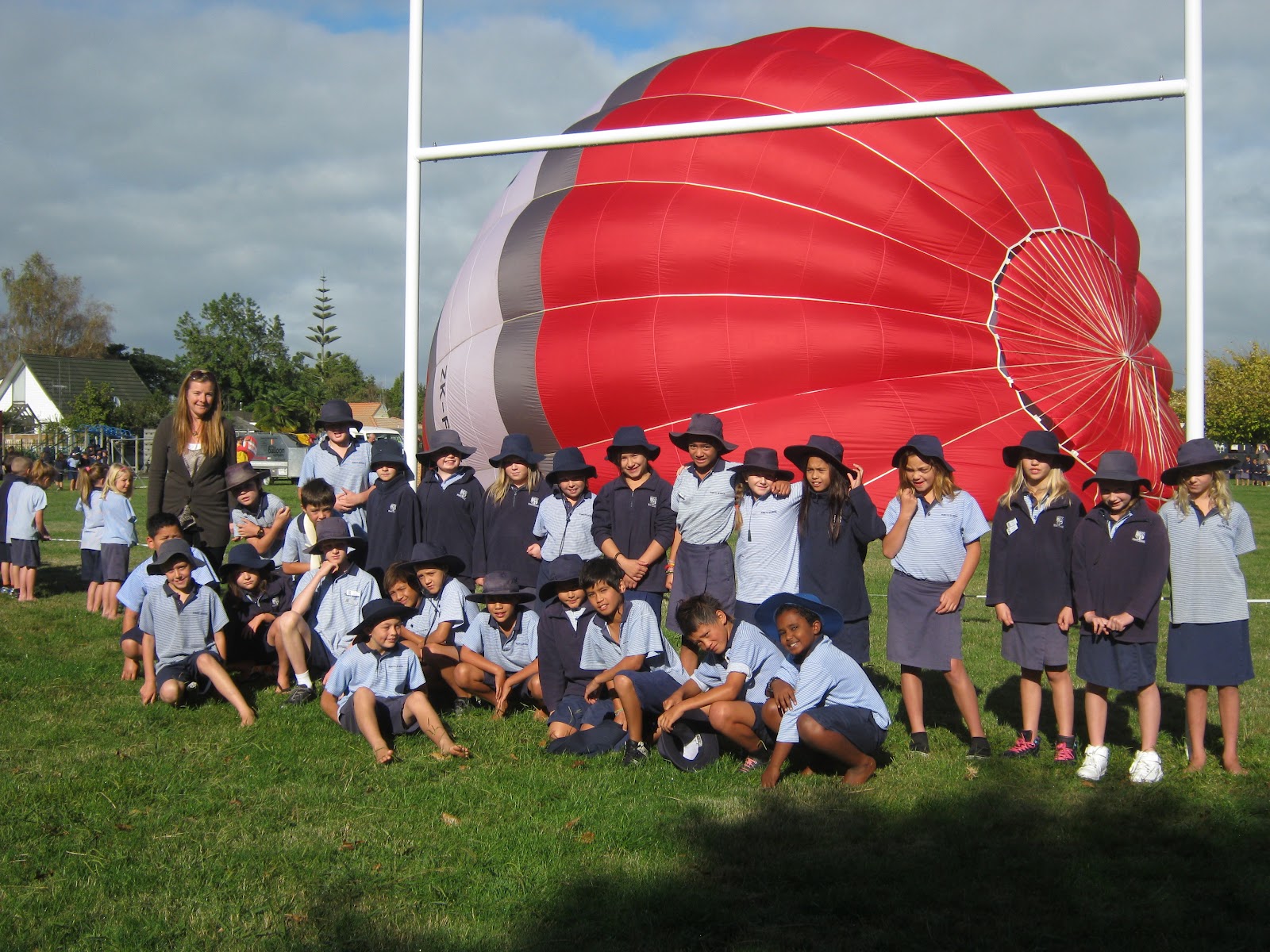 2012 Blog Room 7: Pukete School got to see Furlongs balloon