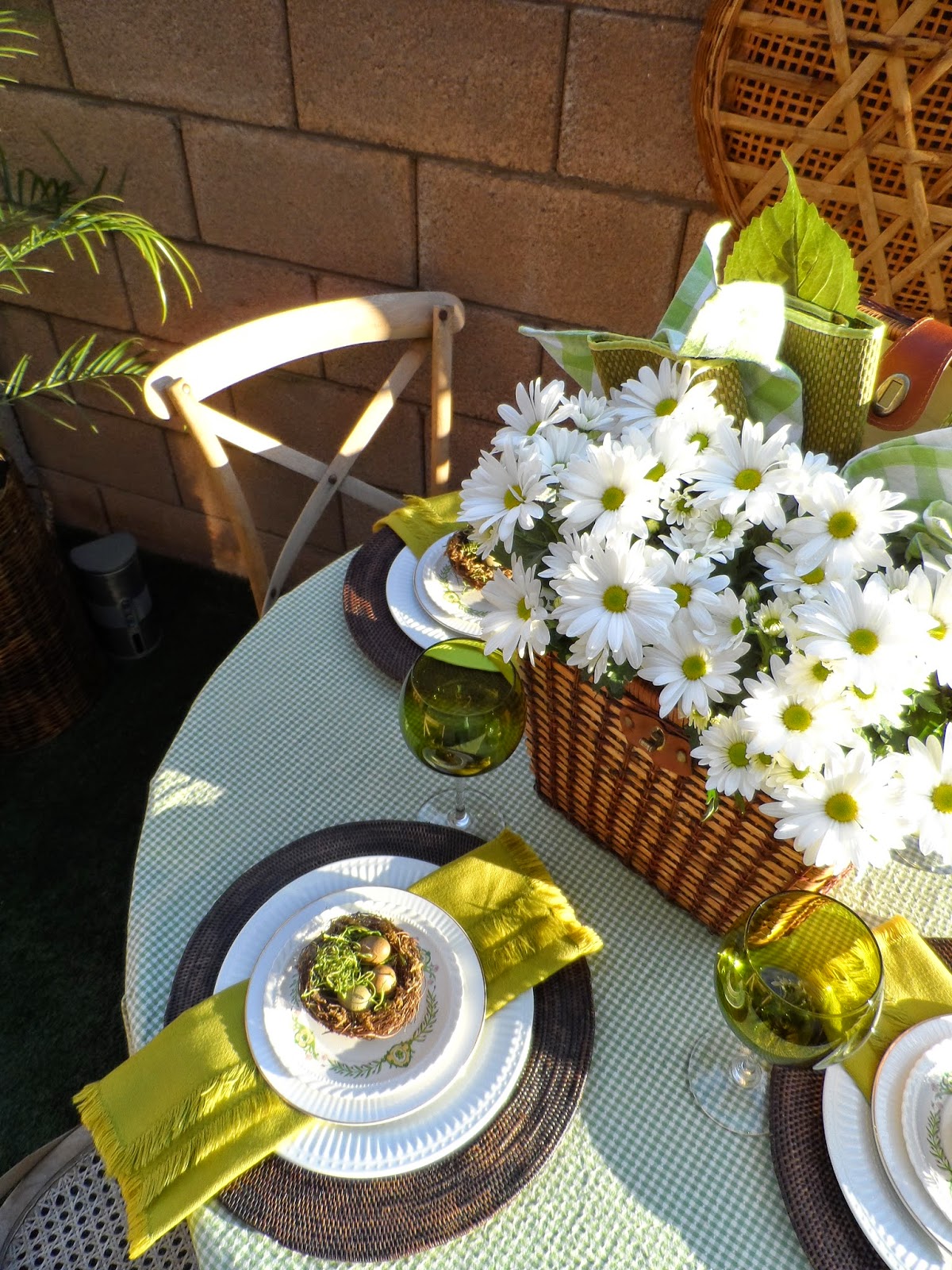 FOCAL POINT STYLING: HOW TO MAKE A SPRING PICNIC BASKET CENTERPIECE