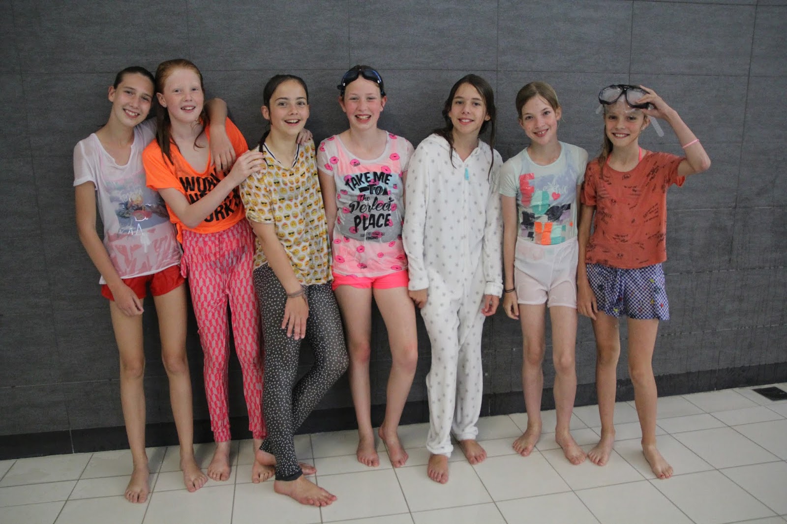 Klas6sintmichiel: Bucketlist WENS 1 : zwemmen met kleren aan