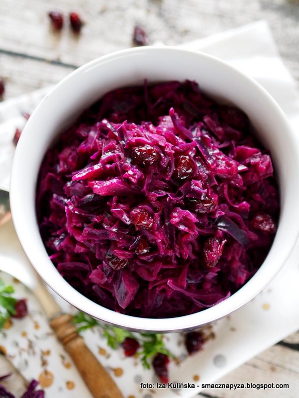Modra kapusta duszona z jabłkiem i żurawiną | Smaczna Pyza
