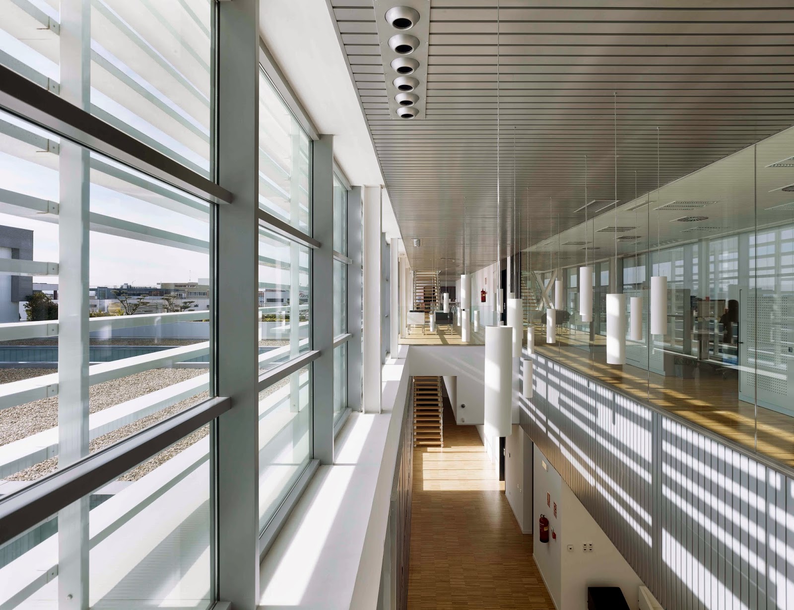 EDUARDO FERNANDEZ ARQUITECTO: EDIFICIO DE LABORATORIOS EN ALCALÁ DE HENARES