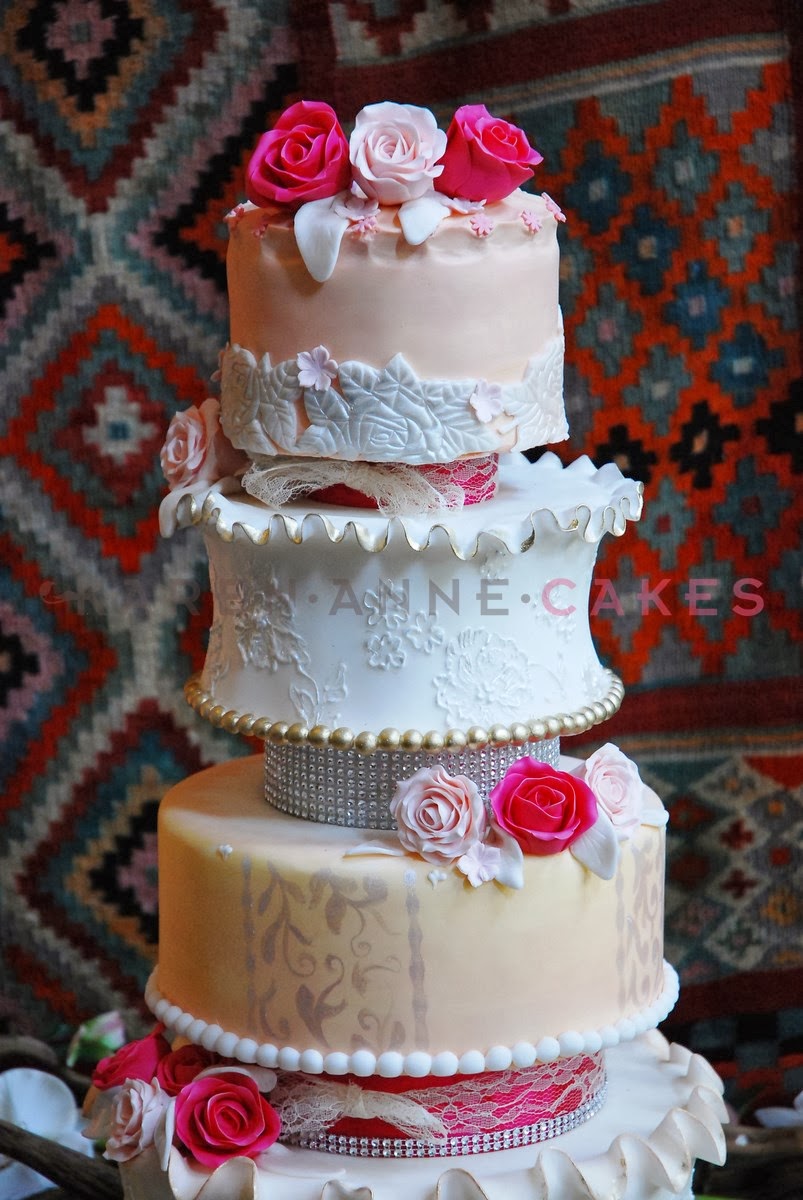 Karen Anne Cakes: Bruidstaart met kant en rozen