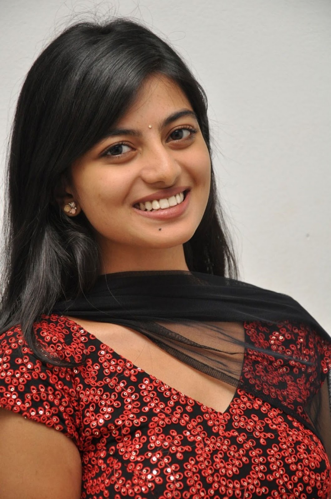 Tamil Actors Unseen Photoshoot Stills: Actress Anandhi Smile Cute Pictures
