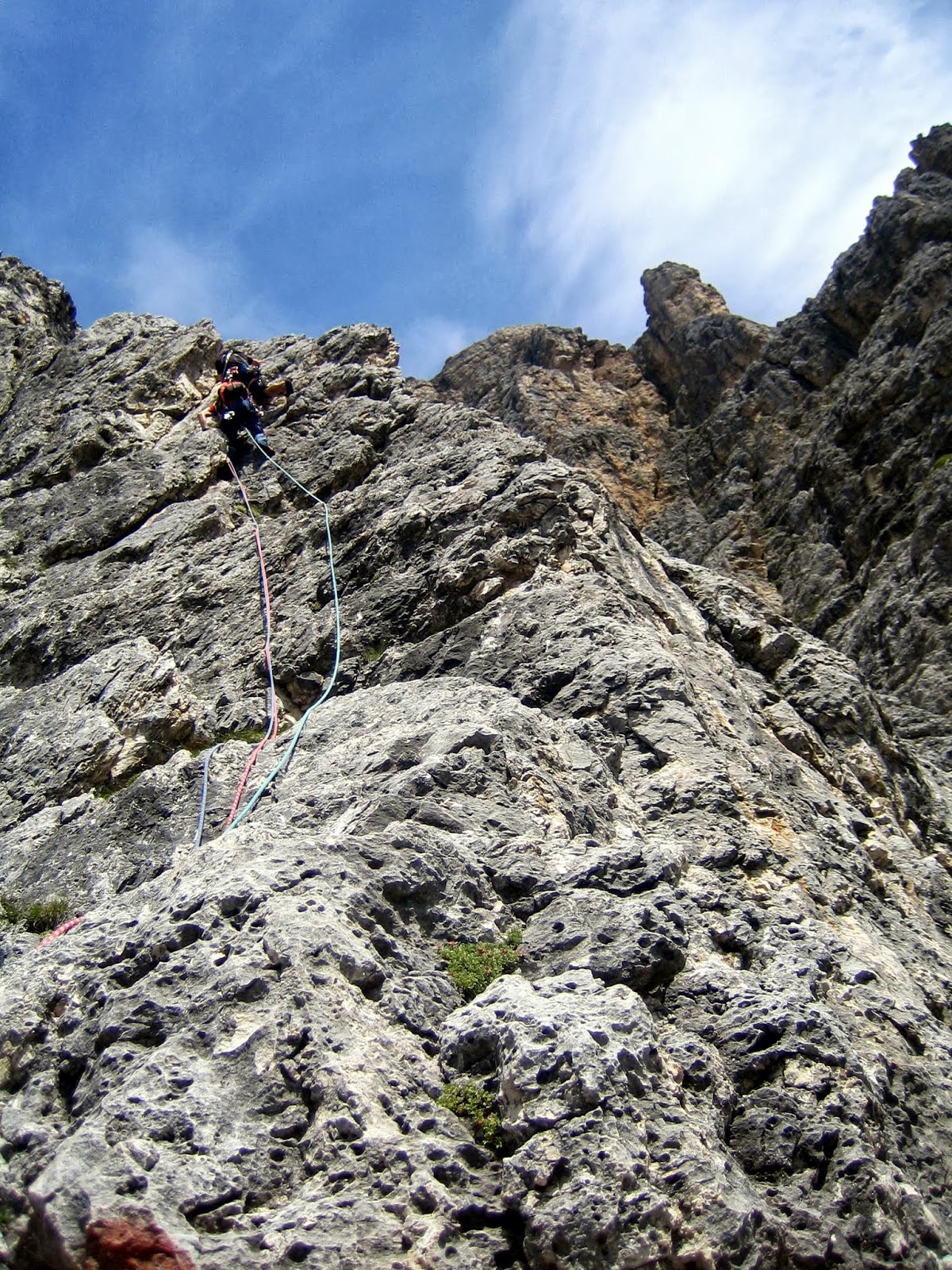 TRINI Y SALVA: Spigolo Alpini a la Pirámide del Col dei Bos, 2.400 m.
