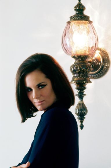 CRIVENS! COMICS & STUFF!: ANOTHER BABE OF THE DAY - LESLIE BIANCHINI...