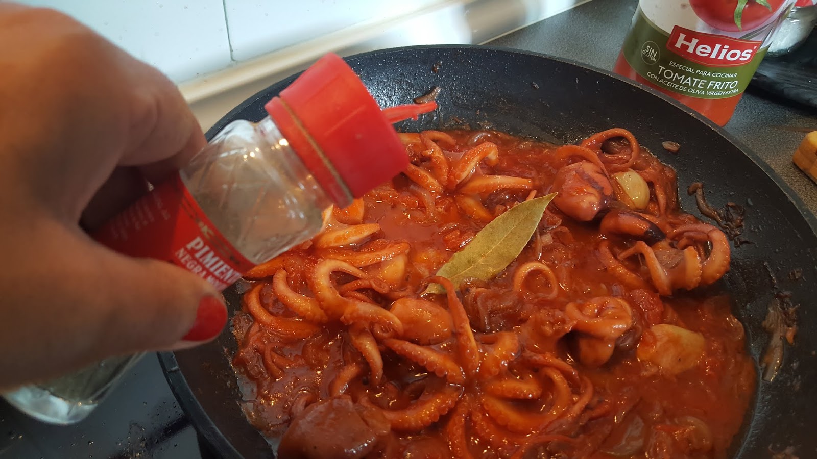 LA VIOLETA POBLENOU: PULPITOS CON CEBOLLA Y TOMATE FRITO