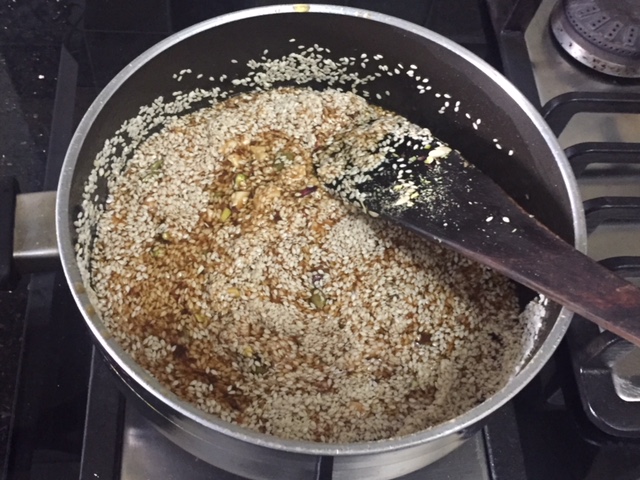 Shobha's Food Mazaa: TILGUL / TIL KE LADDOO / SANKRANTI SPECIAL