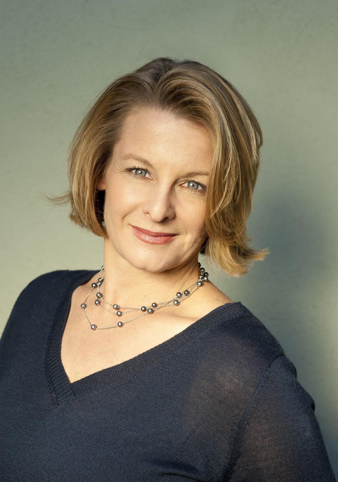 CAROLINELEAVITTVILLE: Lian Dolan talks about Elizabeth the First Wife ...