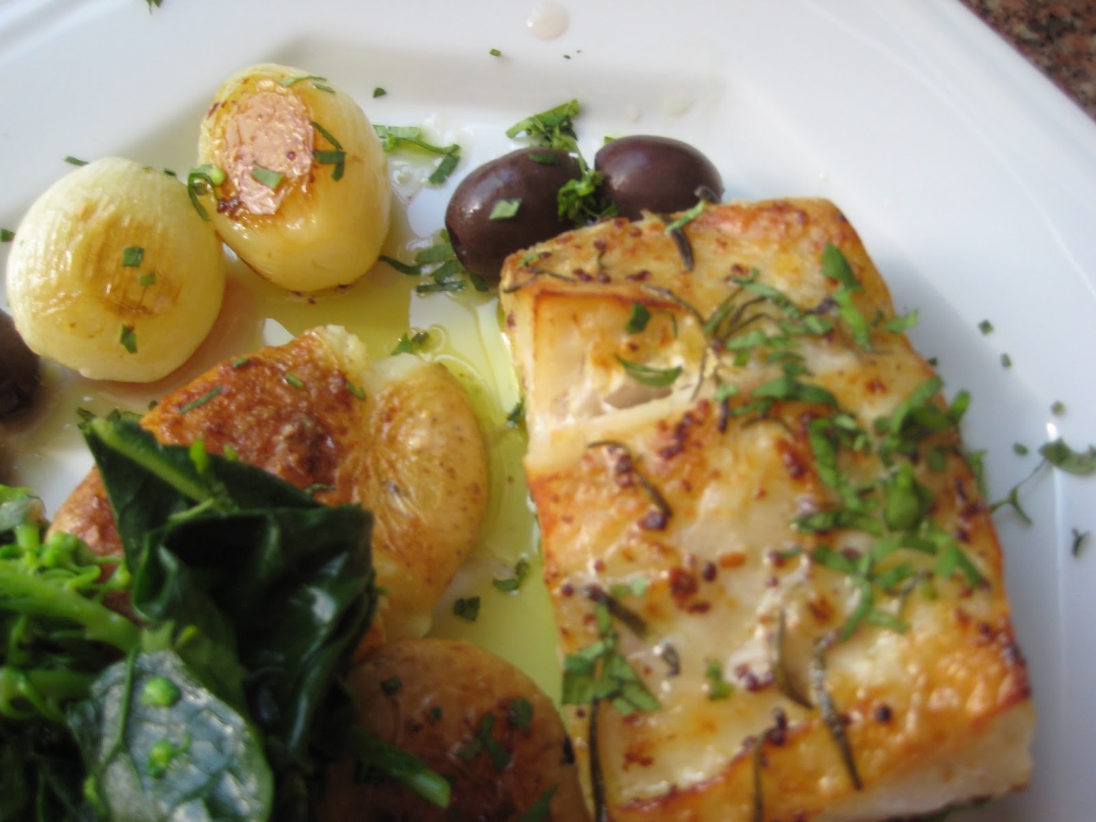 Pescados Douglas Calais: Lombo de Robalo Com Batatas e Cebolas Assadas