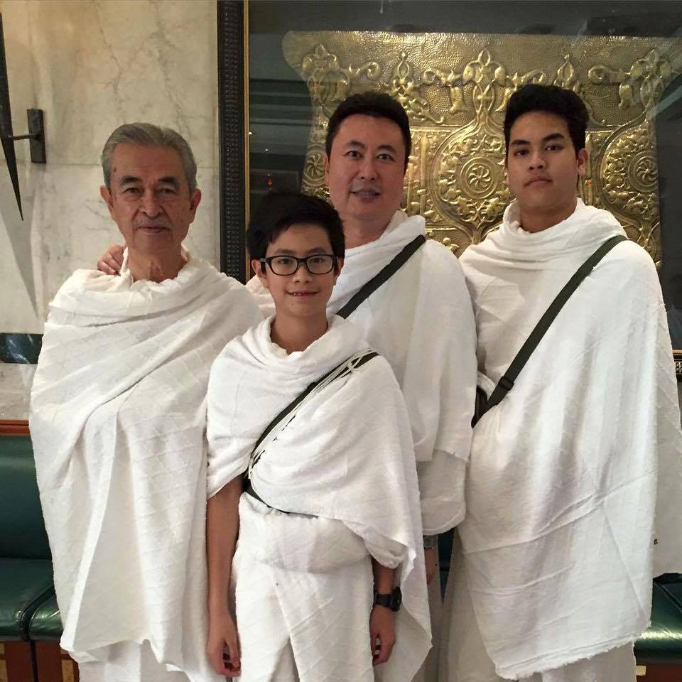Gambar Tun Abdullah Badawi berada di Mekah menunaikan umrah bersama ...