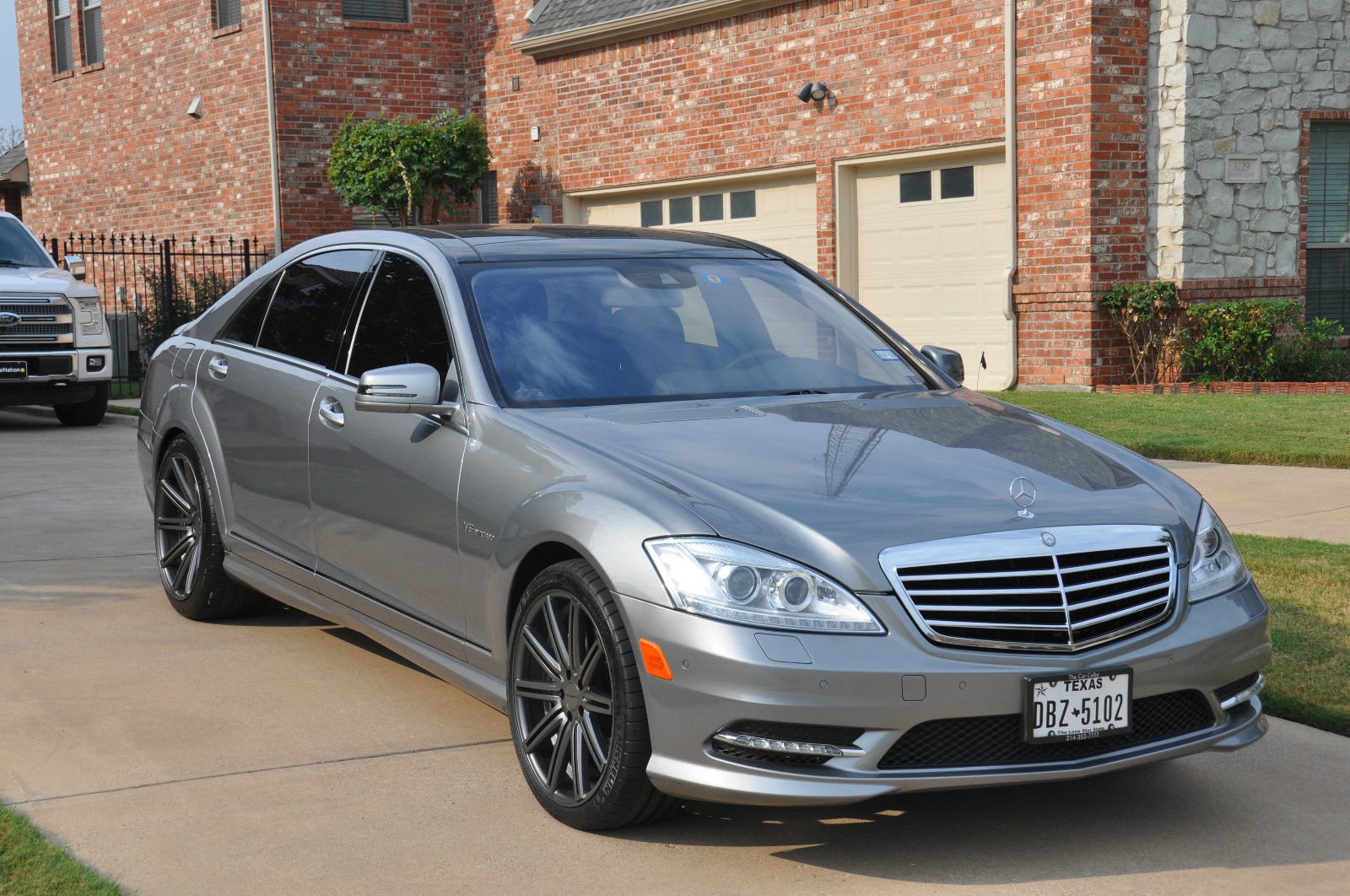 Mercedes-Benz W221 S550 on 20" Vossen Wheels | BENZTUNING