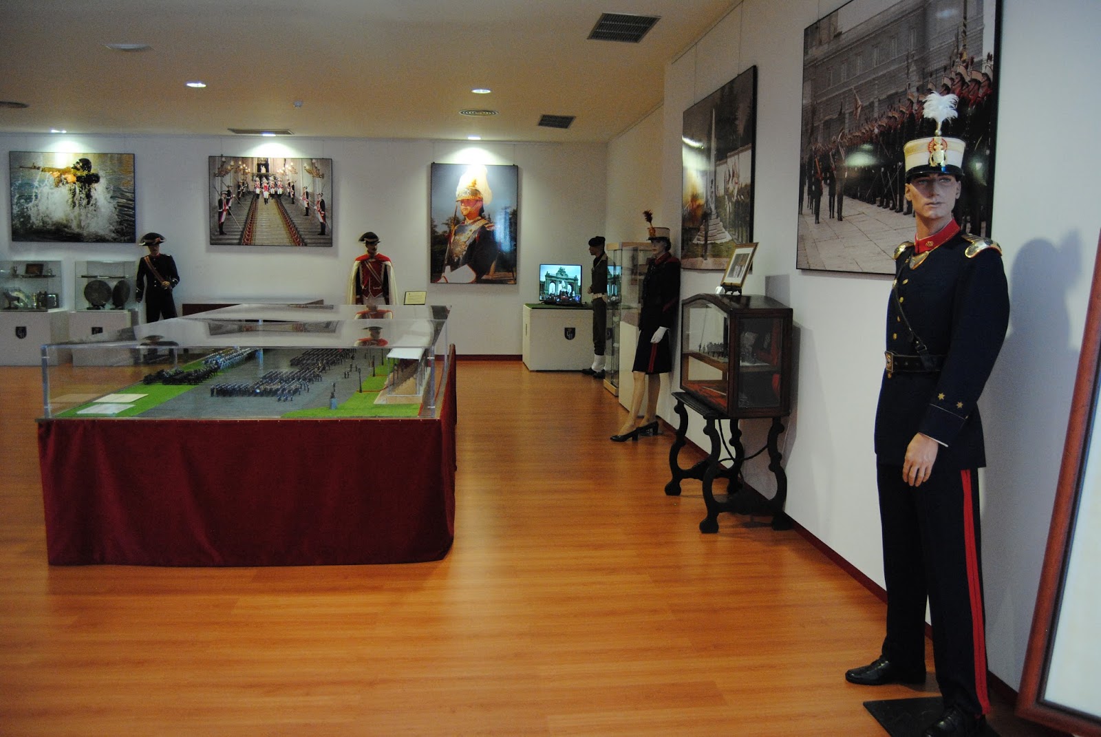 MUSEOS MILITARES Y POLICIALES: GUARDIA REAL ESPAÑOLA