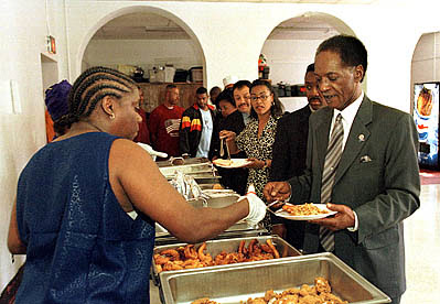 Muere Gil Hill, actor en 'Superdetective en Hollywood' ~ cotibluemos