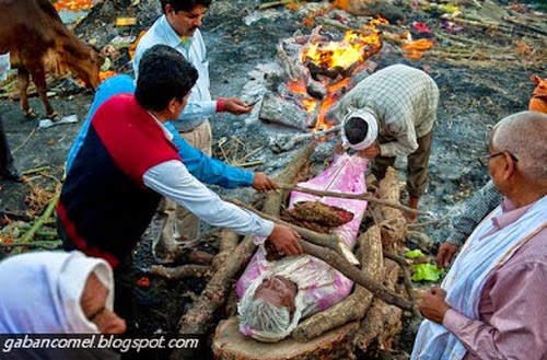 Tradisi Pembakaran Mayat di India ~ zamrispoon