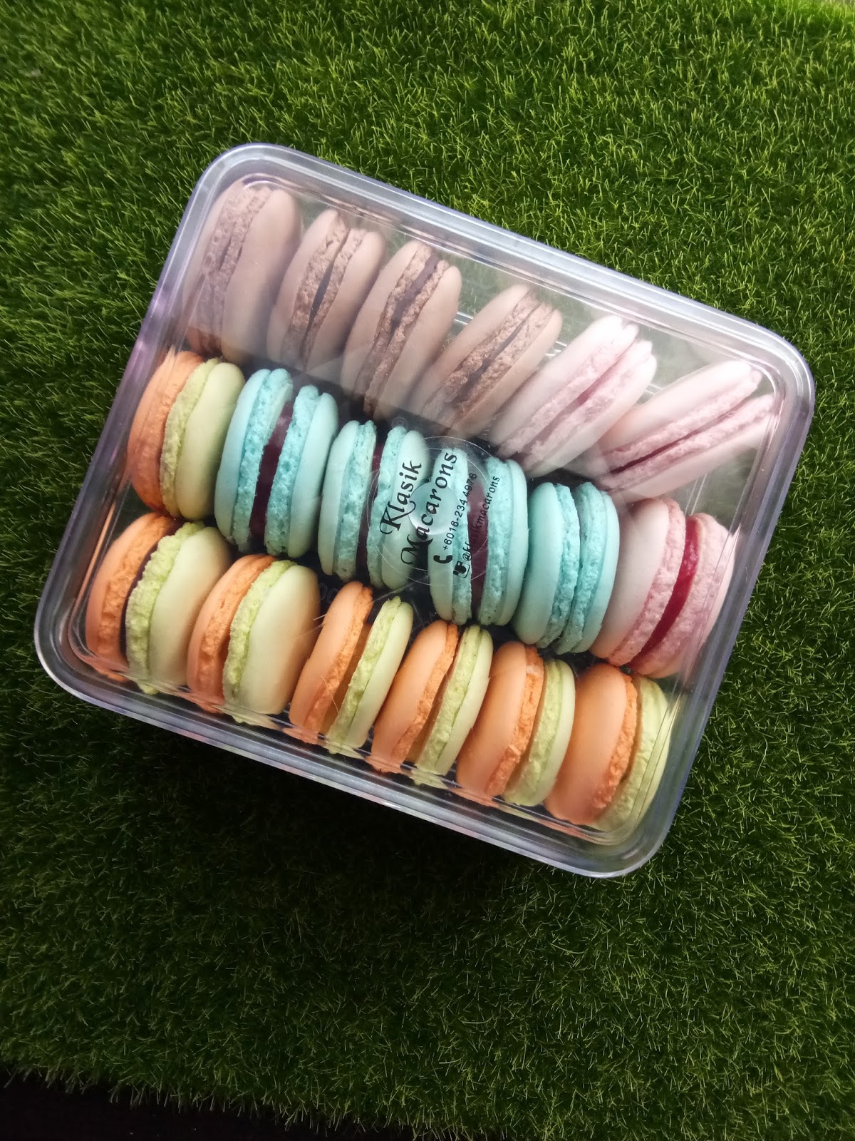 Klasik Macarons (002643479-X): Macarons with Box Sample