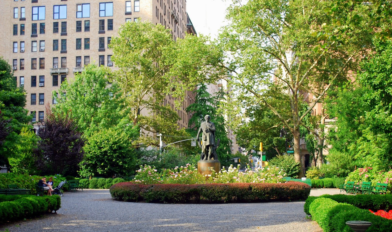 Mille Fiori Favoriti: A Walk Around Gramercy Park