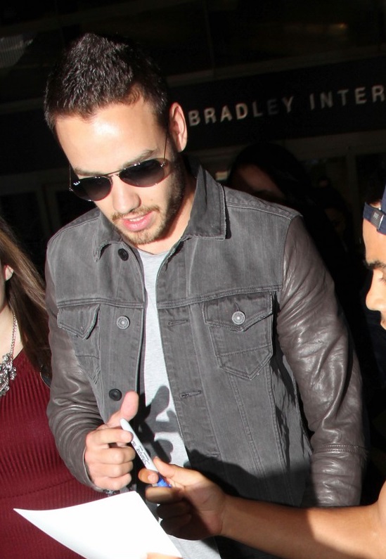 VJBrendan.com: Liam Payne Signs Autographs at LAX