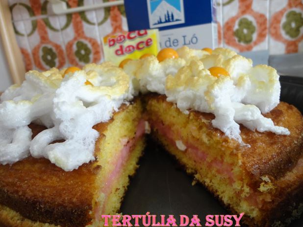 Pão de ló com recheio de pudim de morango boca doce e cobertura de ...