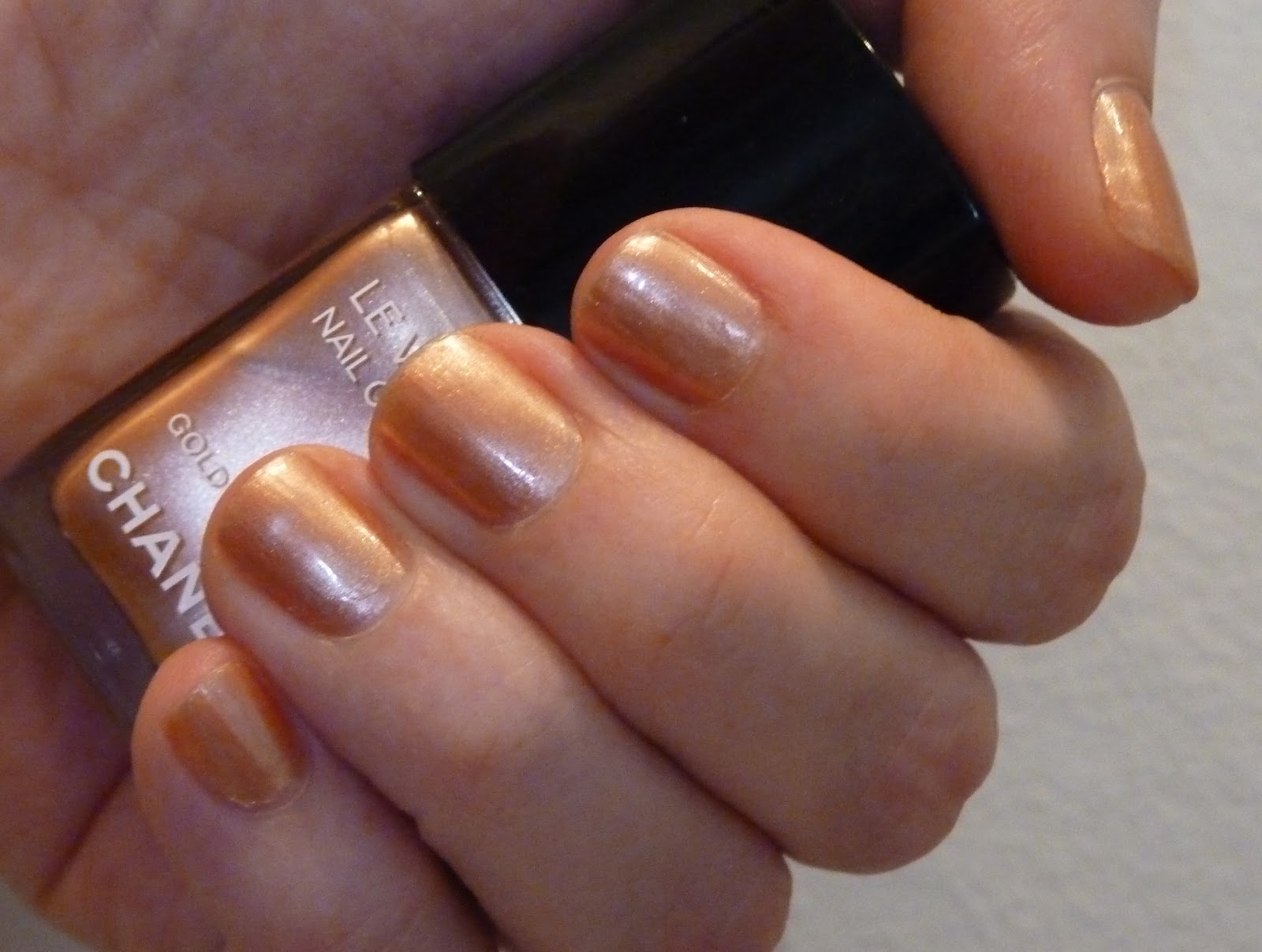 Com Verniz: Chanel Gold Shimmer