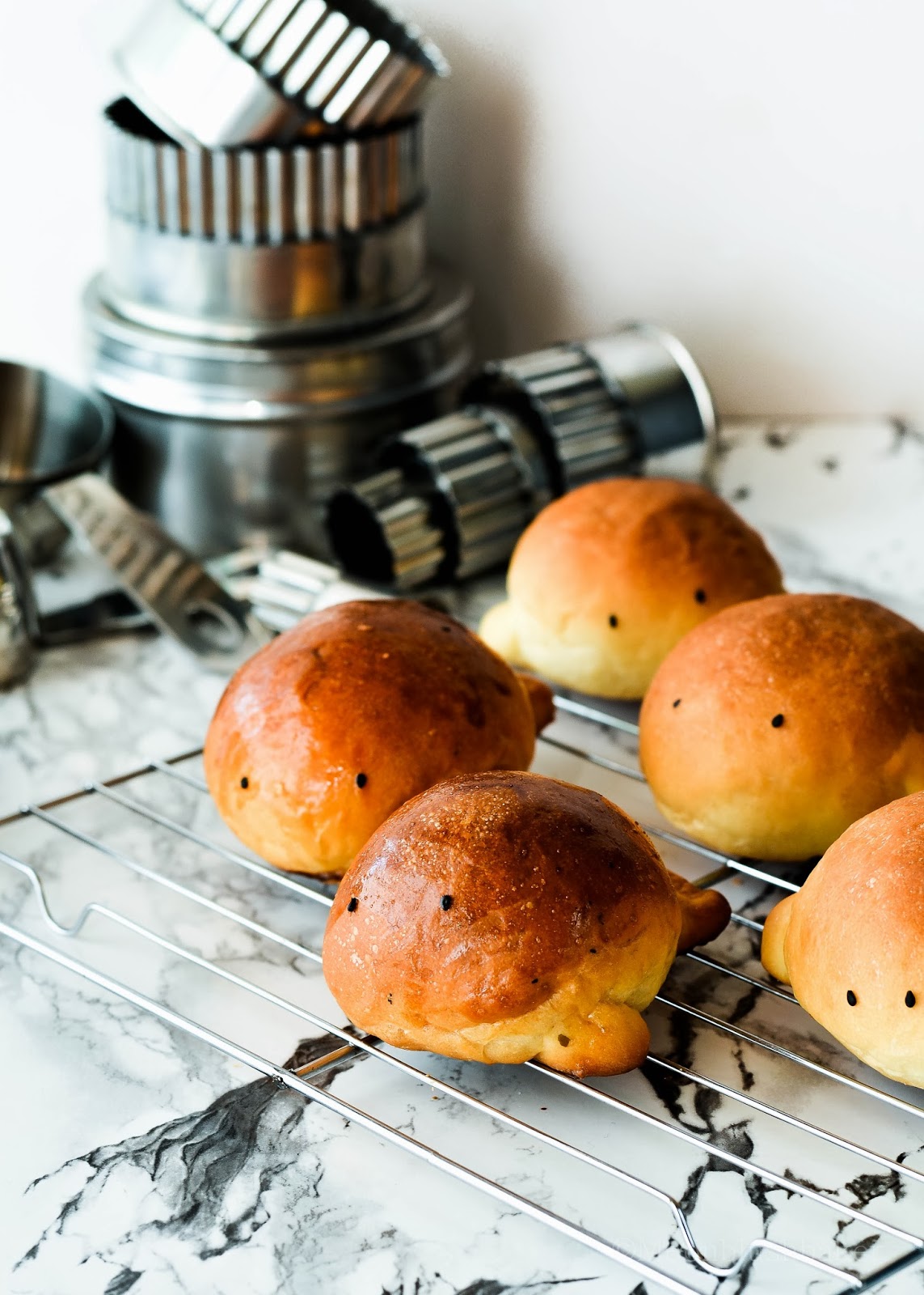 Swimming solo/-/ One hour buttery “fish” buns | The moonblush Baker