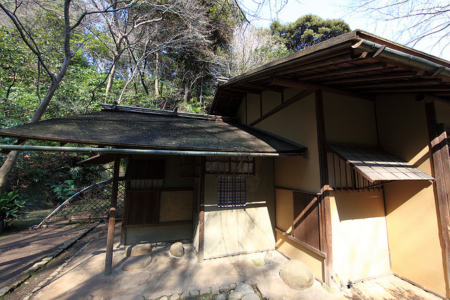 Lối vào Nijiriguchi của nhà trà đạo Nhật Bản