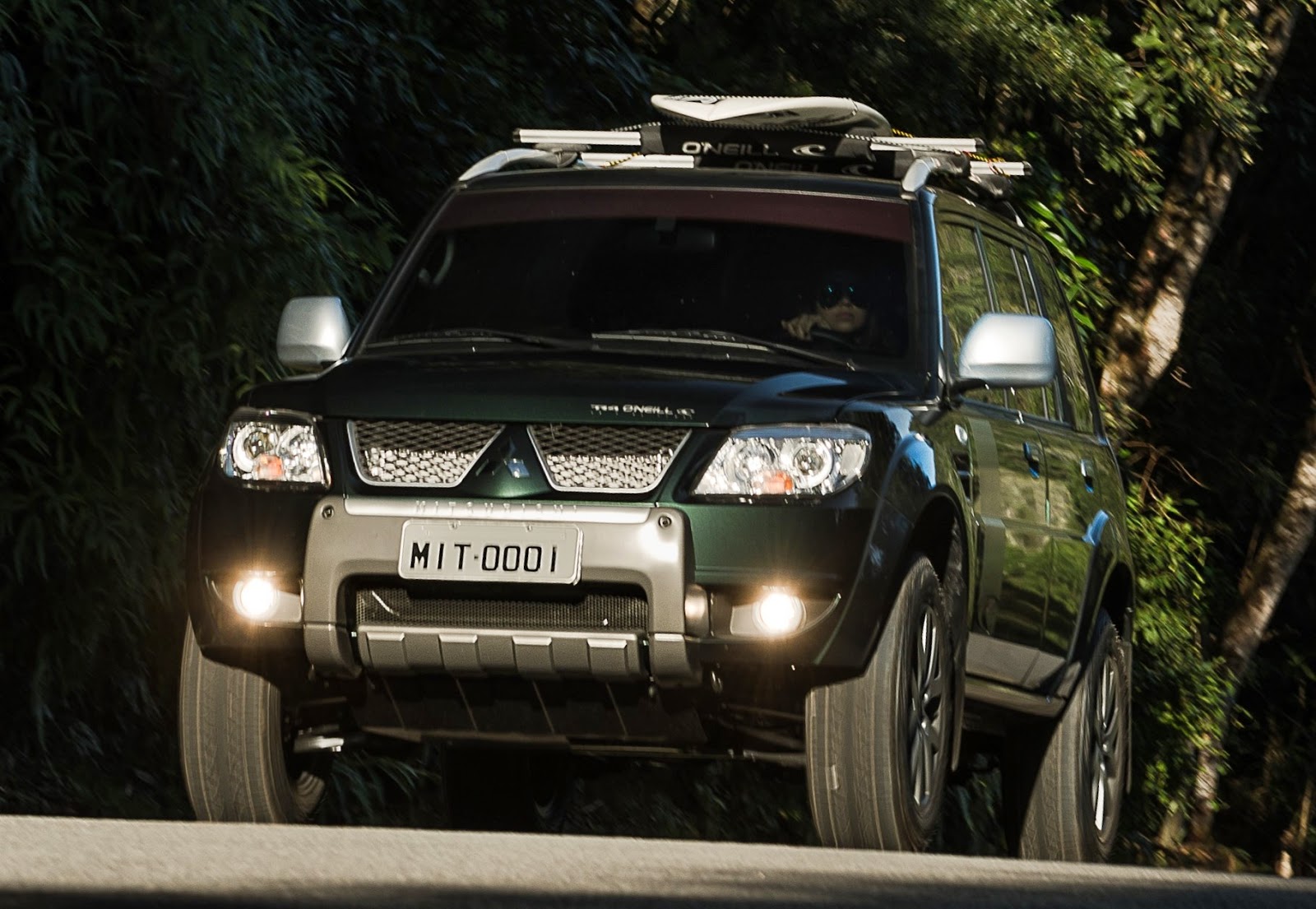 Mitsubishi lança Outlander PHEV e TR4 ONeill