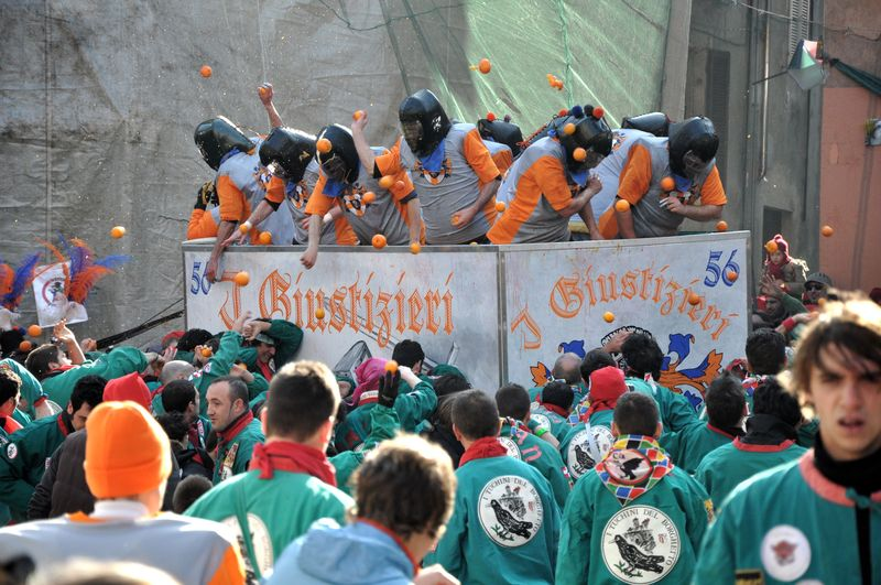 Kuweight 64: BATTLE OF ORANGES 2012 - ORANGE THROWING FESTIVAL IN ITALY